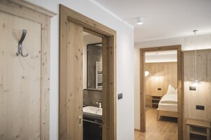 Suíte júnior, 2 quartos (Family Maria) | Cofres nos quartos, escrivaninha, espaço de trabalho para notebook