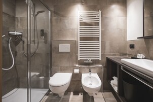 Quarto casal conforto, 1 cama Queen (Paula) | Banheiro | Chuveiro, produtos de toalete grátis, secador de cabelo 