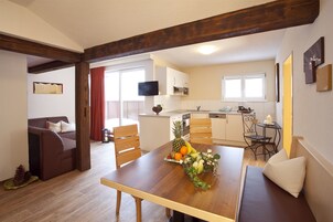 Cobertura, 3 quartos, sacada, vista para a montanha | Opções para refeição no quarto