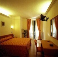 Cofres nos quartos, escrivaninha, berços grátis, Wi-Fi de cortesia