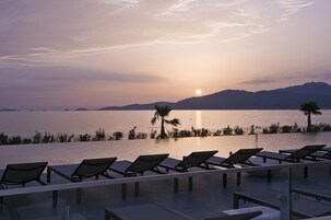 Piscina exterior, guarda-sóis, espreguiçadeiras 