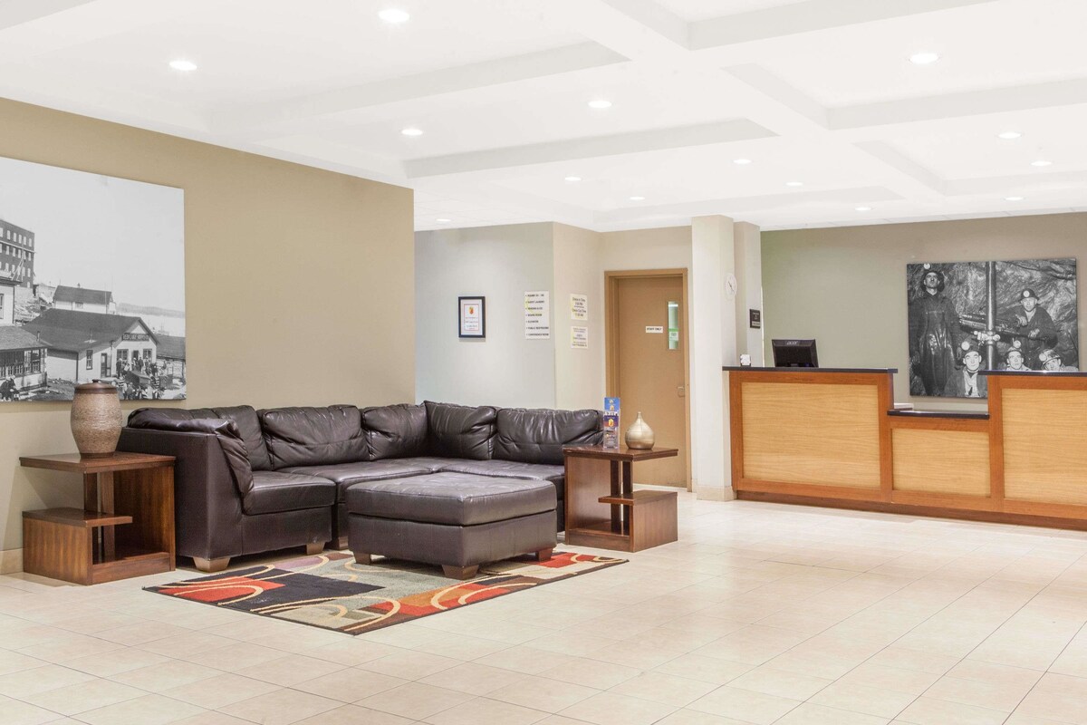 Super 8 by Wyndham Red Lake ON Reviews, Deals & Photos 2026 - Expedia