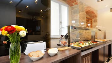 Café da manhã com buffet todos os dias (EUR 25 por pessoa)