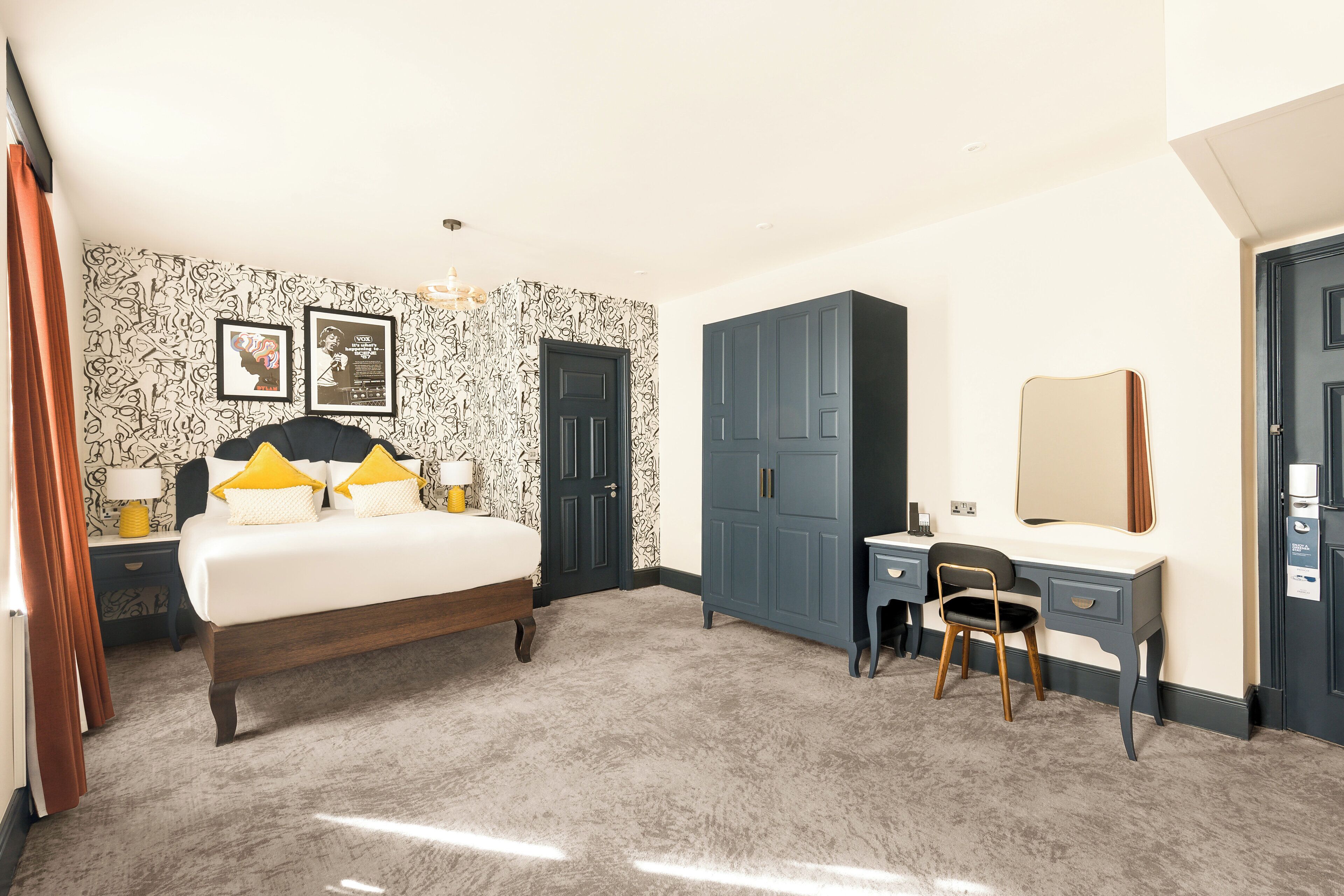 Quarto com cama, escrivaninha, cadeira e guarda-roupa.