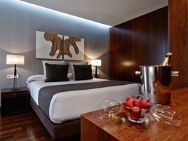 Minibar, cofre no quarto, secretária, cortinas/cortinados opacos 