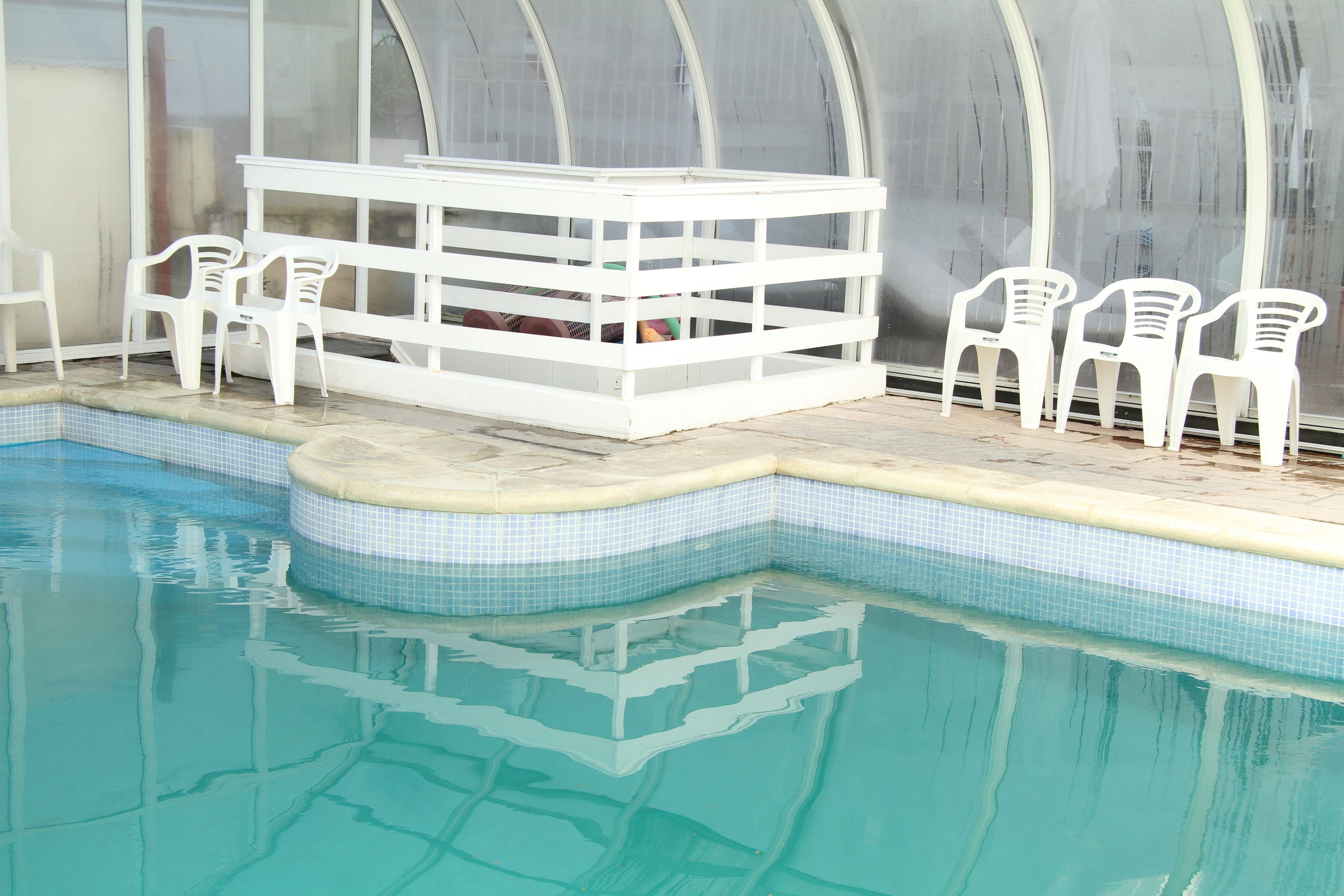 Piscina interior, piscina exterior sazonal, guarda-sóis 