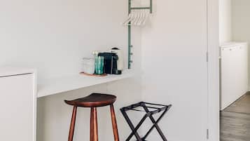 Quarto Triplo Standard | Cofre com capacidade para portátil, cortinas/cortinados opacos
