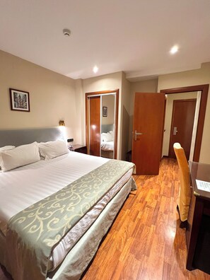 Cofre no quarto, secretária, quartos insonorizados, camas desdobráveis