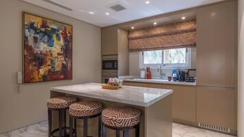 Quarto | Cozinha privada | Geladeira grande, micro-ondas, lava-louças, cafeteira/chaleira