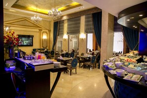 Pequeno-almoço tipo buffet diário mediante uma taxa 