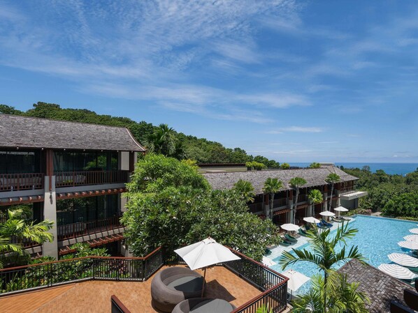 3 piscinas externas, funciona das 8h às 19h, guarda-sóis