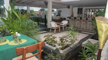 Pequenos-almoços, almoços, jantares servidos, com vista para o jardim