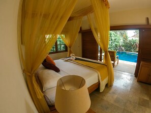 Quarto executivo, 1 cama King, para não fumantes, vista para a piscina | Frigobar, cofres nos quartos, individualmente decorados
