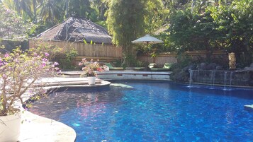 Piscina externa, espreguiçadeiras