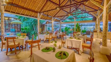 Pequenos-almoços, almoços, jantares servidos, com vista para o jardim