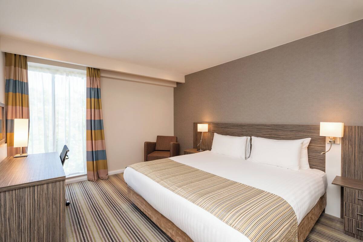 Quarto Standard, 1 cama king-size (Airport View) | Cofre com capacidade para portátil, secretária, quartos insonorizados 