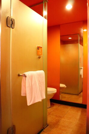 Quarto Twin Empresarial | Casa de banho | Um polibã, um secador de cabelo (mediante pedido), chinelos 