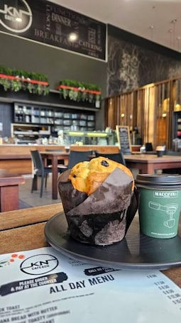 Pequeno-almoƧo preparado no momento diƔrio mediante uma taxa