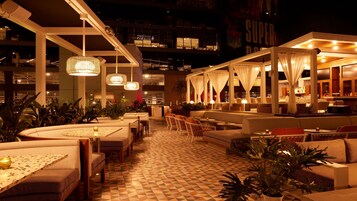 Almoços e jantares servidos, com espaço para refeições ao ar livre 