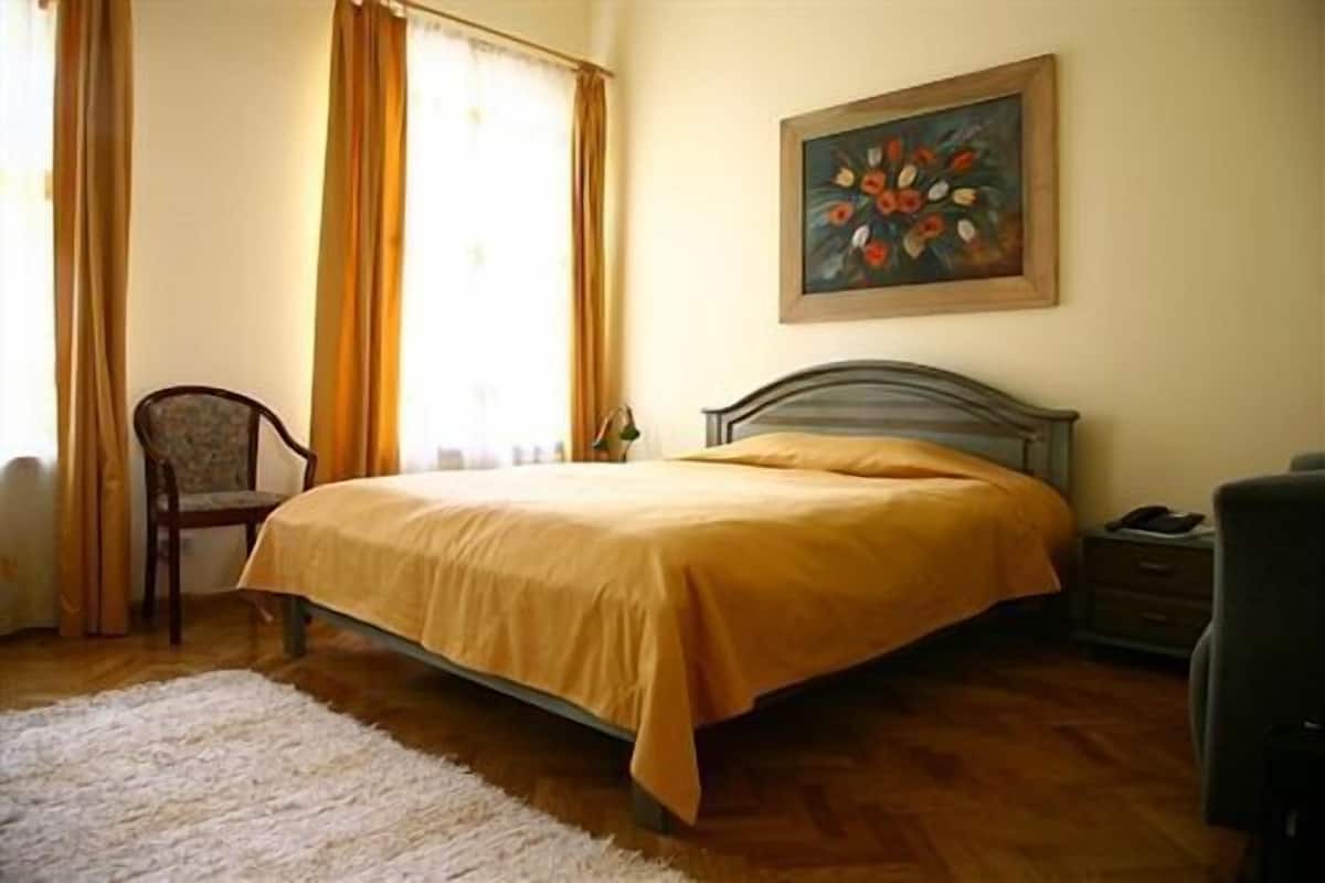 Quarto Duplo Standard | Cofre no quarto, com decoração personalizada