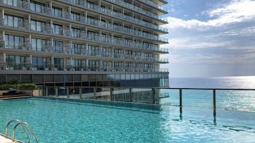 4 piscinas exteriores, toldos (sobretaxa), guarda-sóis