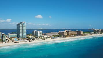 Na praia, praia de areia branca, toldos de praia (sobretaxa)