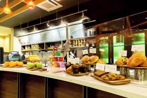 Pequeno-almoço preparado no momento diário mediante uma taxa 