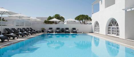 Piscina externa, espreguiçadeiras