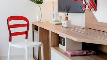 Attic Room Double or Twin | Roupas de cama premium, cofres nos quartos, escrivaninha