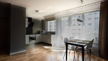 Apartamento Comfort, vista para o jardim | Kitchenette privada | Um frigorífico/congelador grande, um micro-ondas, uma placa de cozinha