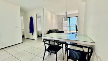 Apartamento standard, vista para o mar | Área de estar | TV de tela plana 43 polegadas com canais digitais, smart TV, Netflix