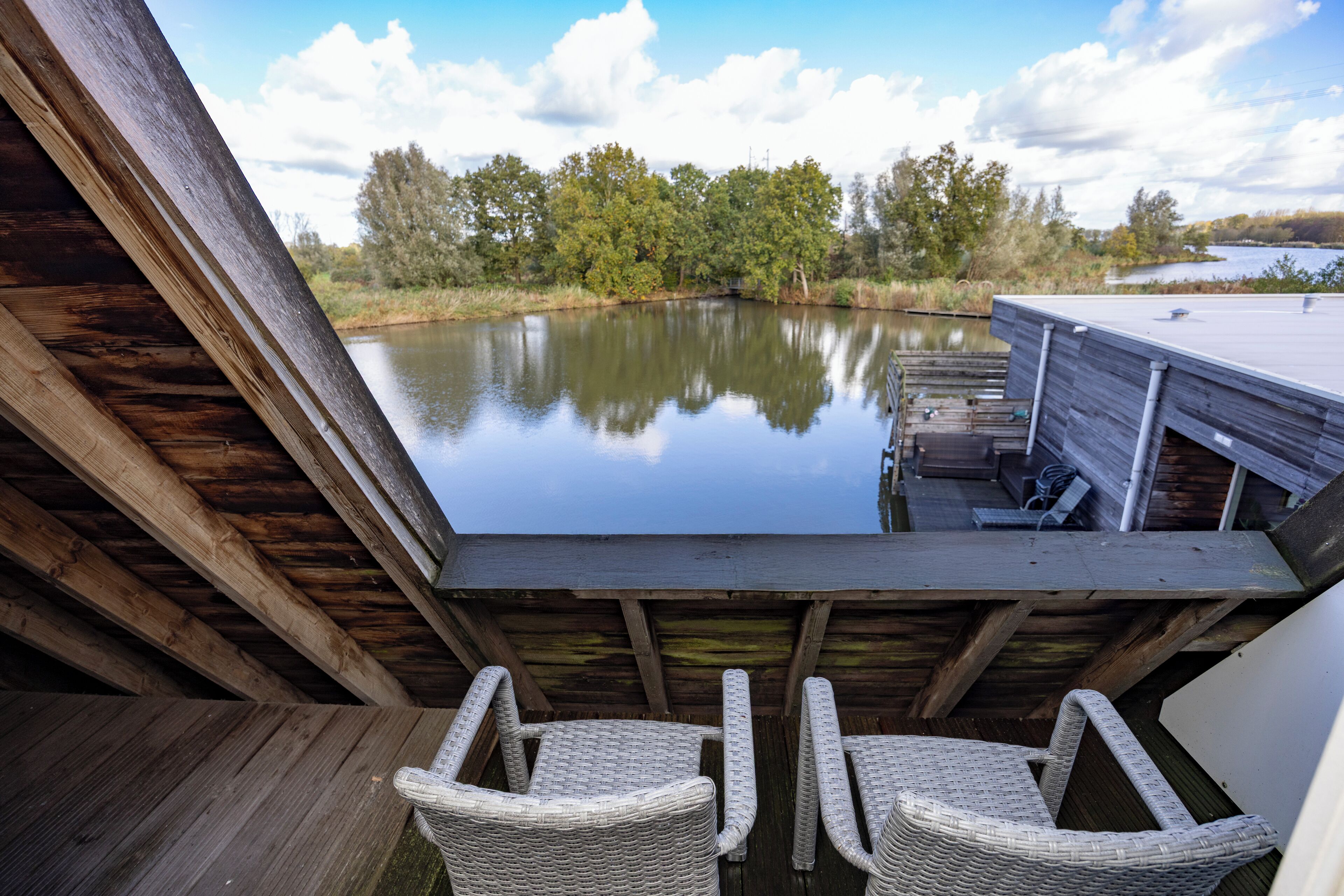 Comfort Double Room With Lake View | Cofre no quarto, com decoração personalizada 