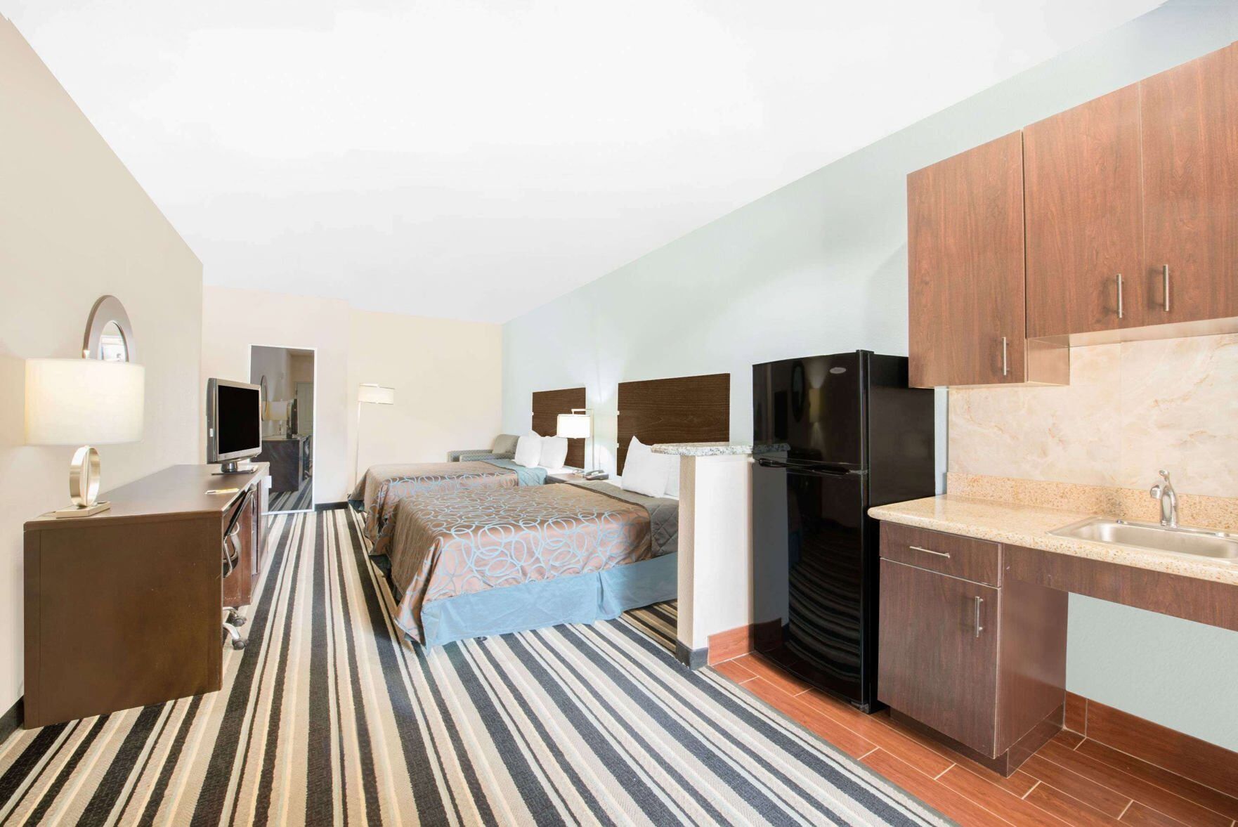 Cofre no quarto, secretária, ferro/tábua de engomar 