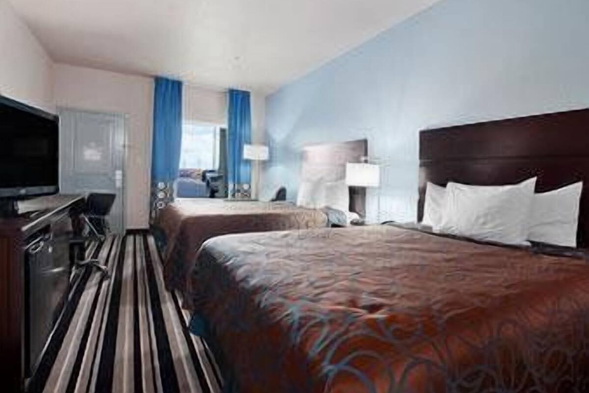 Cofre no quarto, secretária, ferro/tábua de engomar