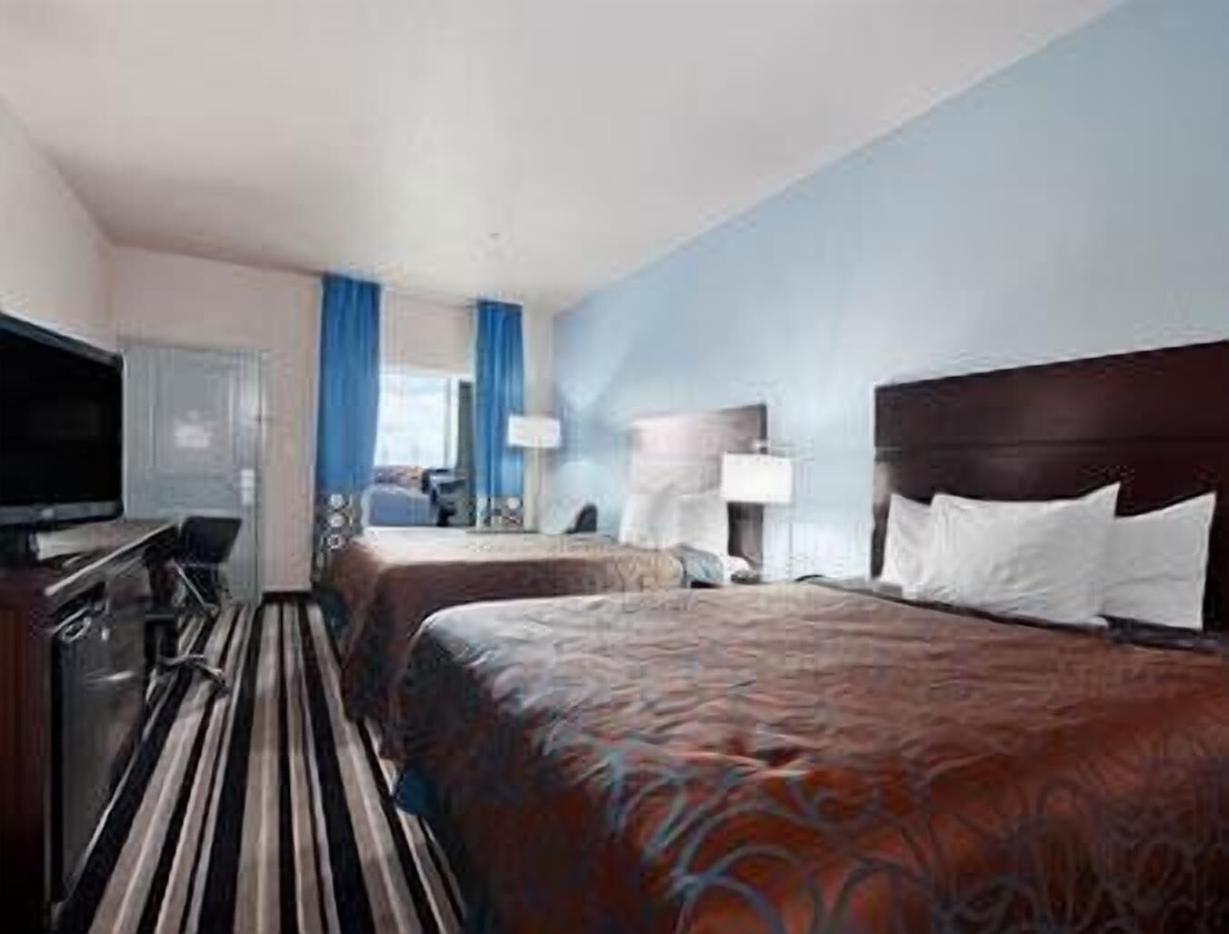 Cofre no quarto, secretária, ferro/tábua de engomar 