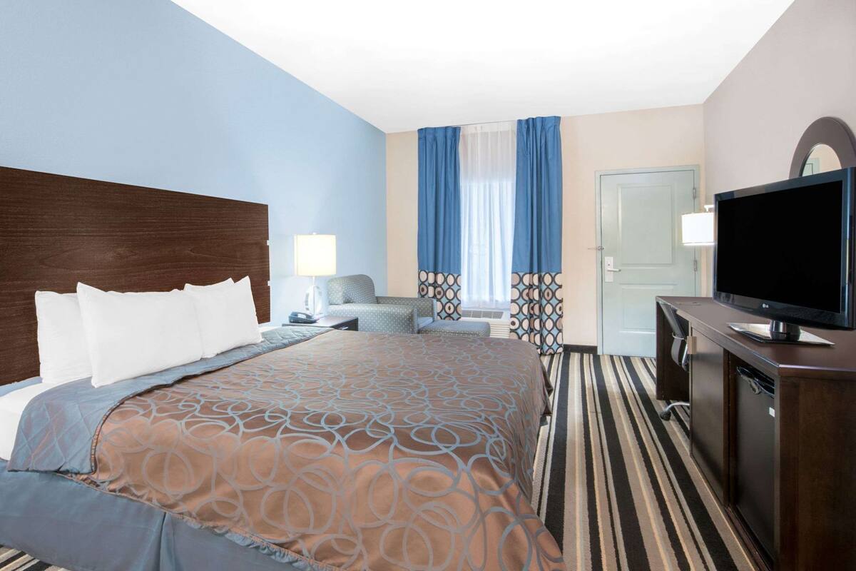 Cofre no quarto, secretária, ferro/tábua de engomar