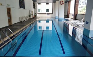 Piscina interna, funciona das 7h30 às 19h30, espreguiçadeiras