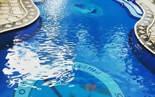 Piscina exterior, espreguiçadeiras 