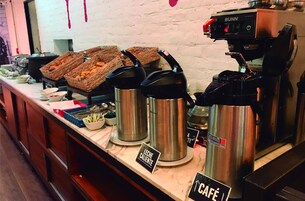 Café da manhã com buffet grátis todos os dias