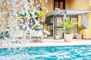 Piscina externa, espreguiçadeiras