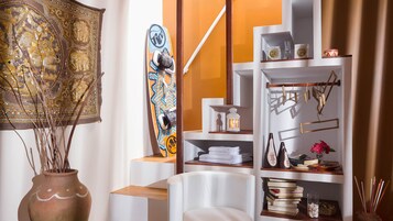 Quarto Duplo Deluxe, vista para o mar | Minibar, cofre no quarto, cortinas/cortinados opacos, Wi-fi grátis 