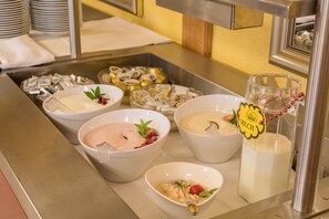 Pequeno-almoço tipo buffet diário (15 EUR por pessoa) 