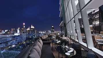 2 bares/lounges
