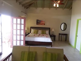 Suite Deluxe, vista para a piscina | Cofre no quarto, secretária, ferro/tábua de engomar, camas desdobráveis 