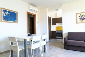 Apartamento standard, 2 quartos | Cozinha privada | Geladeira grande, fogão, cooktop, talheres/pratos/utensílios de cozinha