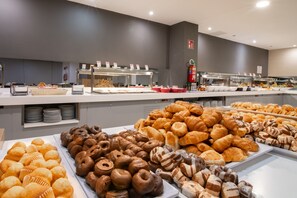 Pequeno-almoço tipo buffet diário mediante uma taxa 