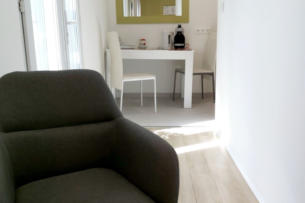 Quarto Duplo Económico, varanda | 1 quarto, roupa de alta qualidade, cofre no quarto