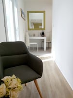 Quarto casal econômico, sacada | Roupas de cama premium, cofres nos quartos, individualmente decorados