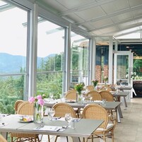 Serviço de café da manhã, almoço, jantar; vistas para a piscina