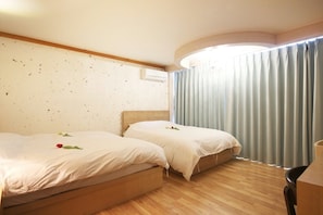 Quarto família (Extra futon set charge 10,000 on site) | Escrivaninha, cortinas blackout, Wi-Fi de cortesia, roupa de cama